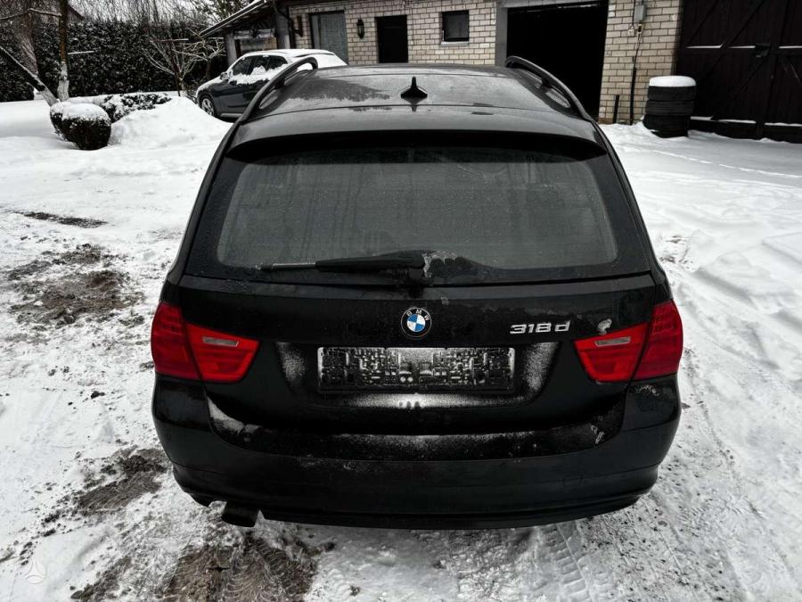 Black BMW 320 2010 in Panevezys, with an engine capacity of 2.00 L and mileage of 253 thousand km for 4399 €, photo 5 on AUTOMOTO.COM.LV