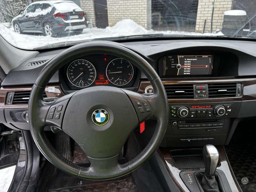 Black BMW 320 2010 in Panevezys, with an engine capacity of 2.00 L and mileage of 253 thousand km for 4399 €, photo 15 on AUTOMOTO.COM.LV