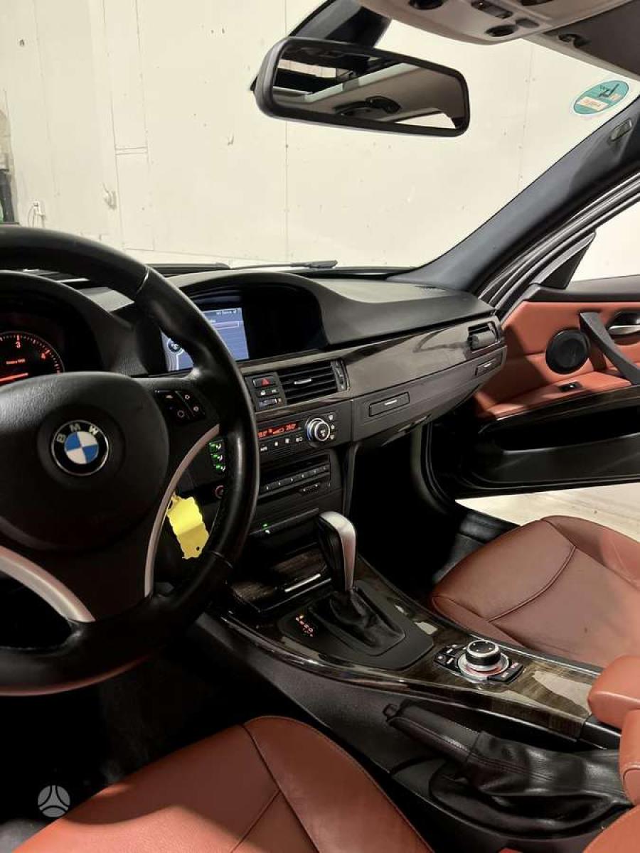 Black BMW 320 2010 in Klaipeda, with an engine capacity of 2.00 L and mileage of 392 thousand km for 4999 €, photo 20 on AUTOMOTO.COM.LV