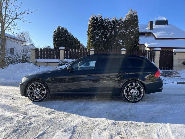 Black BMW 320 2010 in Vilnius, with an engine capacity of 2.00 L and mileage of 240 thousand km for 3950 €, photo 4 on AUTOMOTO.COM.LV