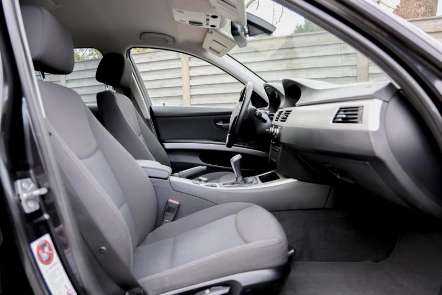Melns BMW 320 2010 Rīga, ar dzinēja tilpumu 2.00 L un nobraukumu 180 tūkst. km par 5650 €, foto 15 vietnē AUTOMOTO.COM.LV