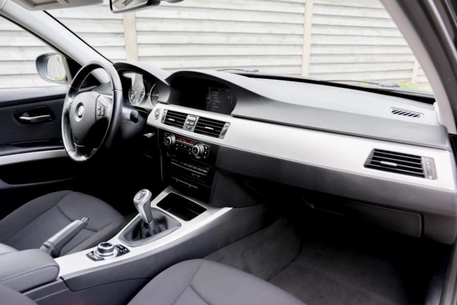 Melns BMW 320 2010 Rīga, ar dzinēja tilpumu 2.00 L un nobraukumu 180 tūkst. km par 5650 €, foto 16 vietnē AUTOMOTO.COM.LV