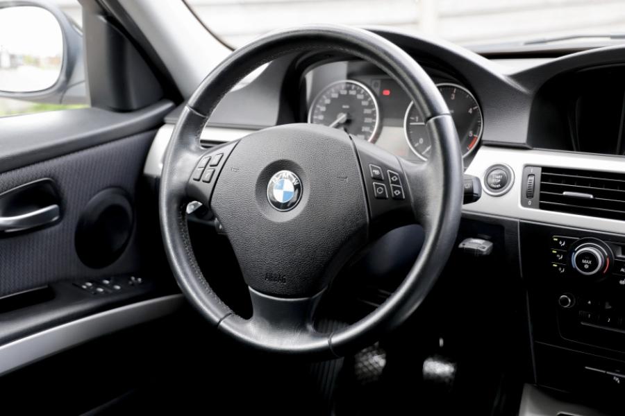 Melns BMW 320 2010 Rīga, ar dzinēja tilpumu 2.00 L un nobraukumu 180 tūkst. km par 5650 €, foto 18 vietnē AUTOMOTO.COM.LV