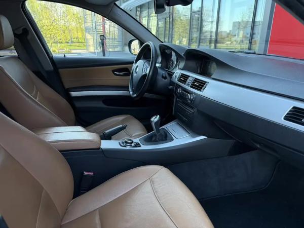 Black BMW 320 2010 in Riga, with an engine capacity of 2.00 L and mileage of 280 thousand km for 4999 €, photo 8 on AUTOMOTO.COM.LV