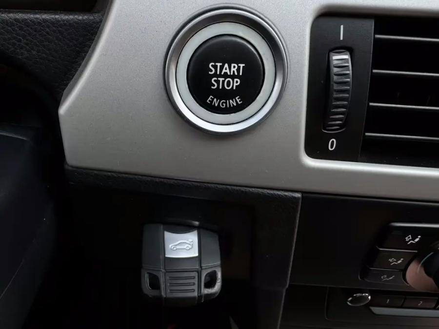 Melns BMW 320 2010 Rīga, ar dzinēja tilpumu 2.00 L un nobraukumu 298 tūkst. km par 3990 €, foto 32 vietnē AUTOMOTO.COM.LV