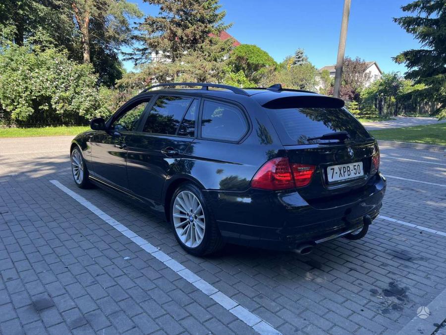 Black BMW 320 2010 in Kaunas, with an engine capacity of 2.00 L and mileage of 279 thousand km for 3950 €, photo 13 on AUTOMOTO.COM.LV