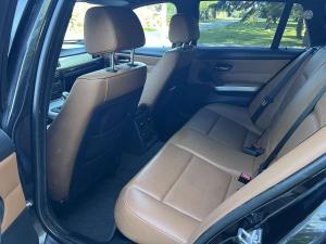 Black BMW 320 2010 in Kaunas, with an engine capacity of 2.00 L and mileage of 279 thousand km for 3950 €, photo 18 on AUTOMOTO.COM.LV