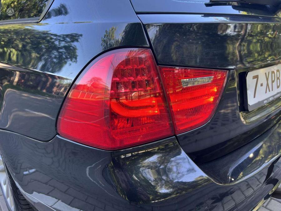 Black BMW 320 2010 in Kaunas, with an engine capacity of 2.00 L and mileage of 279 thousand km for 3950 €, photo 29 on AUTOMOTO.COM.LV