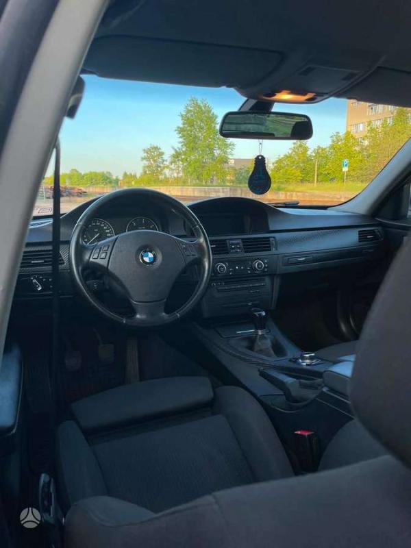 Black BMW 320 2010 in Vilnius, with an engine capacity of 2.00 L and mileage of 440 thousand km for 3400 €, photo 7 on AUTOMOTO.COM.LV