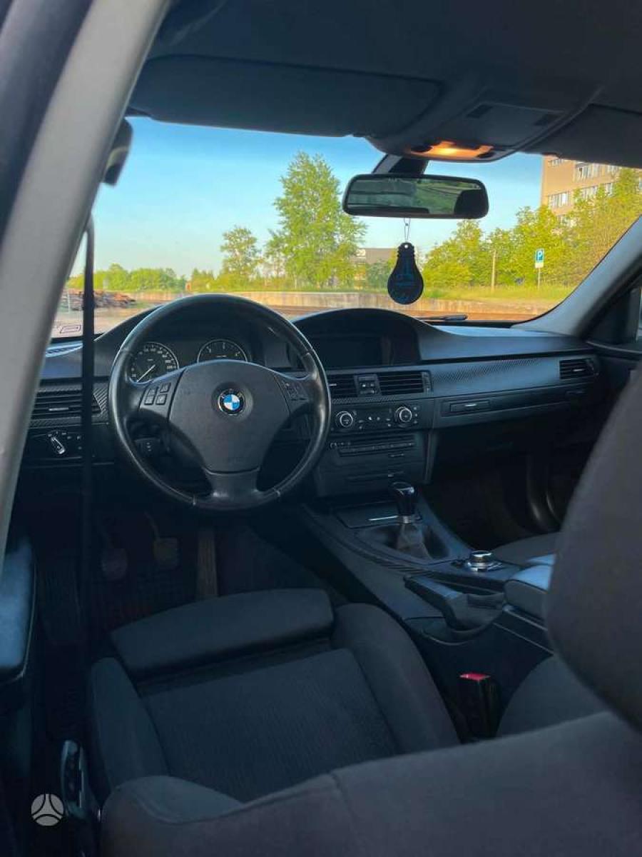 Melns BMW 320 2010 Viļņa, ar dzinēja tilpumu 2.00 L un nobraukumu 440 tūkst. km par 3400 €, foto 8 vietnē AUTOMOTO.COM.LV