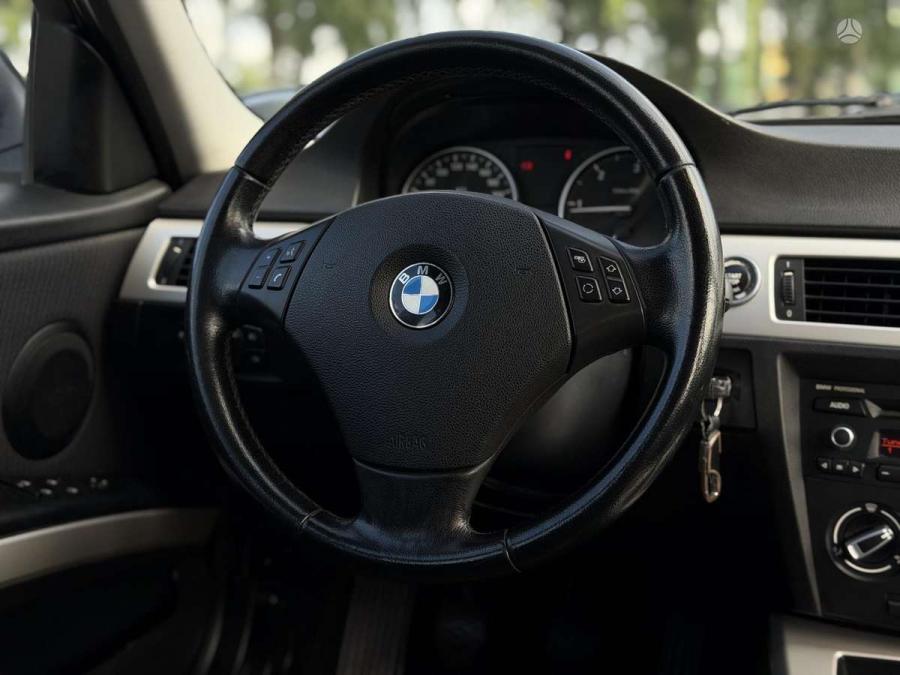 Melns BMW 320 2010 Viļņa, ar dzinēja tilpumu 2.00 L un nobraukumu 383 tūkst. km par 3799 €, foto 15 vietnē AUTOMOTO.COM.LV