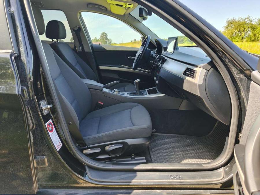Black BMW 320 2010 in Vilnius, with an engine capacity of 2.00 L and mileage of 296 thousand km for 3700 €, photo 18 on AUTOMOTO.COM.LV