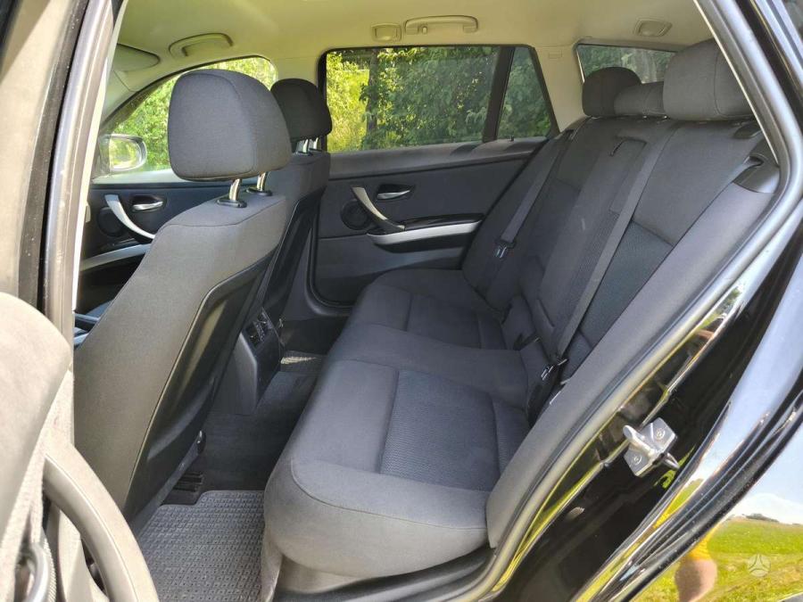 Black BMW 320 2010 in Vilnius, with an engine capacity of 2.00 L and mileage of 296 thousand km for 3700 €, photo 19 on AUTOMOTO.COM.LV