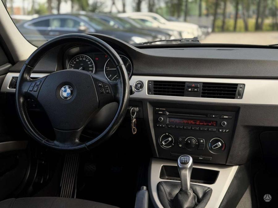 Melns BMW 320 2010 Viļņa, ar dzinēja tilpumu 2.00 L un nobraukumu 383 tūkst. km par 3350 €, foto 14 vietnē AUTOMOTO.COM.LV