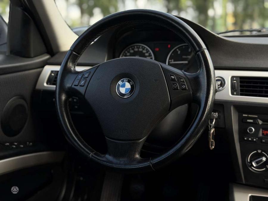 Melns BMW 320 2010 Viļņa, ar dzinēja tilpumu 2.00 L un nobraukumu 383 tūkst. km par 3350 €, foto 15 vietnē AUTOMOTO.COM.LV