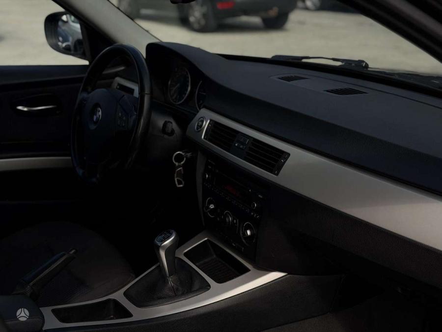 Black BMW 320 2010 in Vilnius, with an engine capacity of 2.00 L and mileage of 383 thousand km for 3350 €, photo 13 on AUTOMOTO.COM.LV