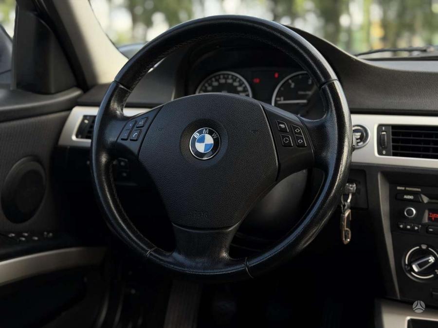 Black BMW 320 2010 in Vilnius, with an engine capacity of 2.00 L and mileage of 383 thousand km for 3350 €, photo 15 on AUTOMOTO.COM.LV