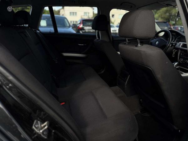 Melns BMW 320 2010 Viļņa, ar dzinēja tilpumu 2.00 L un nobraukumu 383 tūkst. km par 3350 €, foto 10 vietnē AUTOMOTO.COM.LV