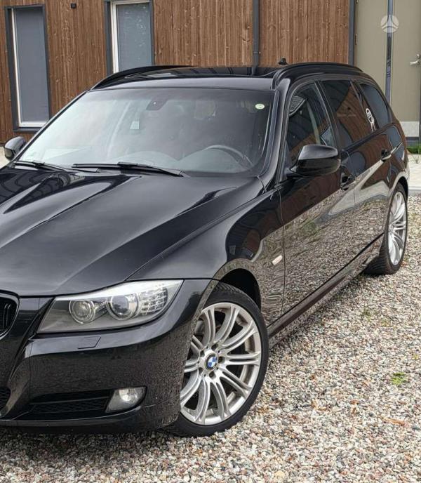 BMW 320 2010 in Raseiniai on AUTOMOTO.COM.LV Black BMW 320 2010 in Raseiniai, with an engine capacity of 2.00 L and mileage of 338 thousand km for 3997 β¬, photo 3 on AUTOMOTO.COM.LV