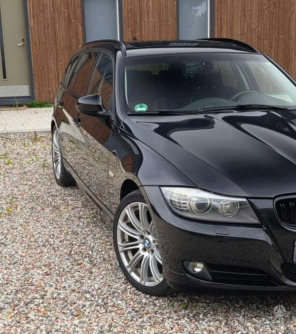 BMW 320 2010 in Raseiniai on AUTOMOTO.COM.LV Black BMW 320 2010 in Raseiniai, with an engine capacity of 2.00 L and mileage of 338 thousand km for 3997 β¬, photo 5 on AUTOMOTO.COM.LV