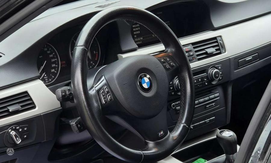 Black BMW 320 2010 in Raseiniai, with an engine capacity of 2.00 L and mileage of 338 thousand km for 3997 €, photo 10 on AUTOMOTO.COM.LV