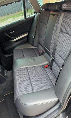 Black BMW 320 2010 in Raseiniai, with an engine capacity of 2.00 L and mileage of 338 thousand km for 3997 €, photo 20 on AUTOMOTO.COM.LV