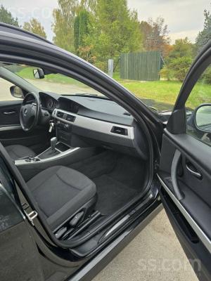 Melns BMW 320 2010 Jelgava, ar dzinēja tilpumu 2.00 L un nobraukumu 251 tūkst. km par 4990 €, foto 13 vietnē AUTOMOTO.COM.LV