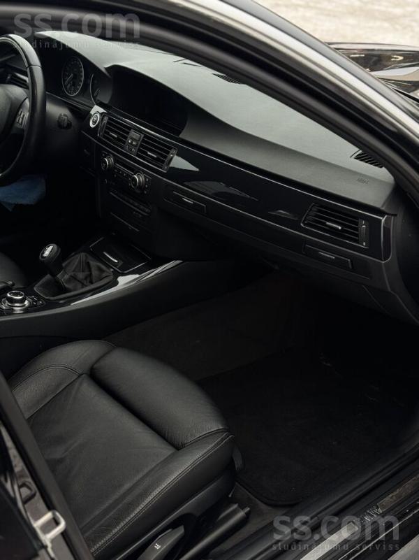 Black BMW 320 2011 in Riga, with an engine capacity of 2.00 L and mileage of 322 thousand km for 5400 €, photo 8 on AUTOMOTO.COM.LV