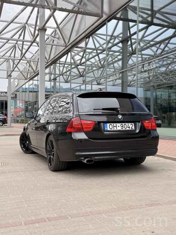 Black BMW 320 2011 in Riga, with an engine capacity of 2.00 L and mileage of 350 thousand km for 4590 €, photo 4 on AUTOMOTO.COM.LV