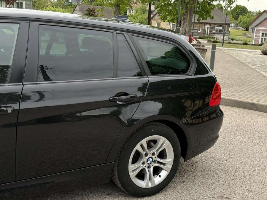 Black BMW 320 2011 in Kaunas, with an engine capacity of 2.00 L and mileage of 260 thousand km for 4250 €, photo 13 on AUTOMOTO.COM.LV