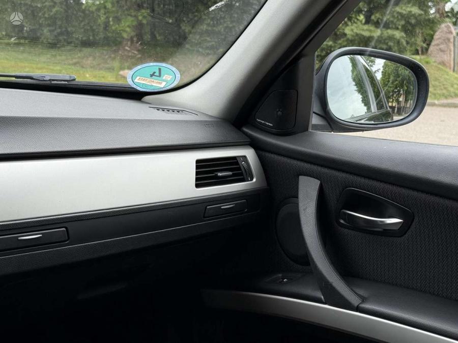 Black BMW 320 2011 in Kaunas, with an engine capacity of 2.00 L and mileage of 260 thousand km for 4250 €, photo 30 on AUTOMOTO.COM.LV