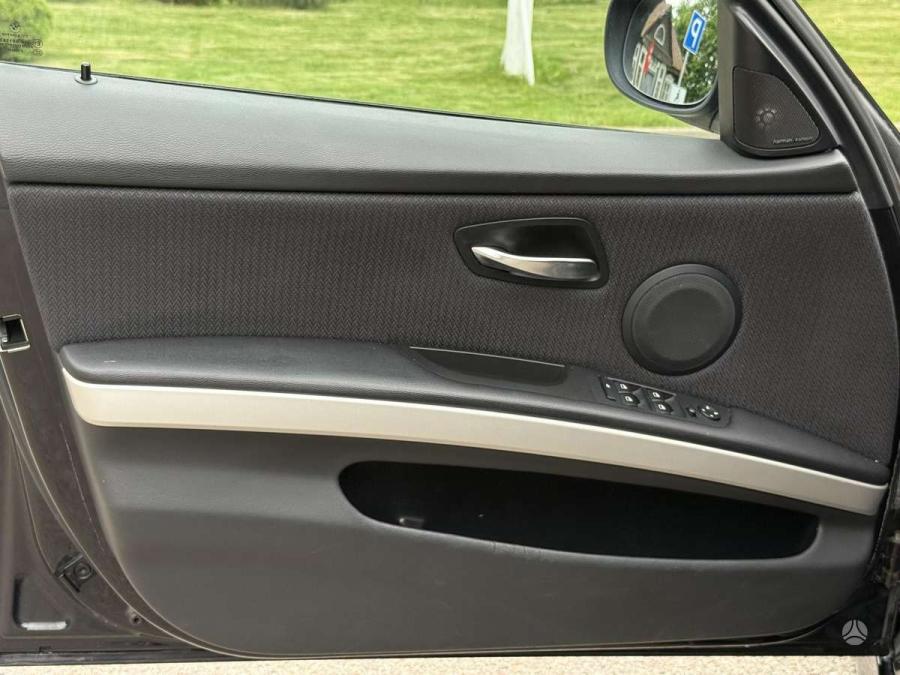 Black BMW 320 2011 in Kaunas, with an engine capacity of 2.00 L and mileage of 260 thousand km for 4250 €, photo 32 on AUTOMOTO.COM.LV
