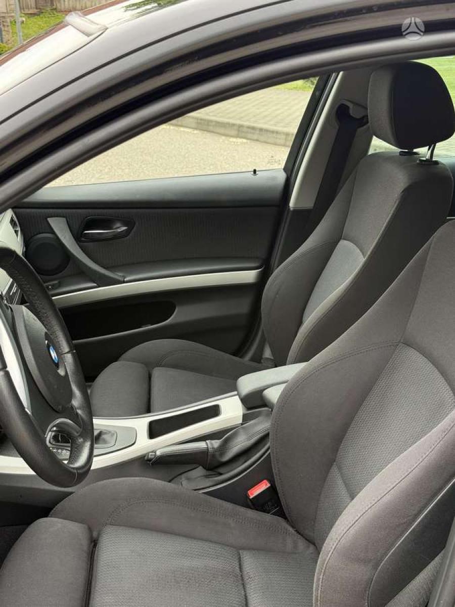 Black BMW 320 2011 in Kaunas, with an engine capacity of 2.00 L and mileage of 260 thousand km for 4250 €, photo 33 on AUTOMOTO.COM.LV