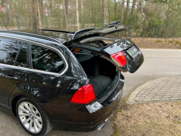 Black BMW 320 2011 in Riga, with an engine capacity of 2.00 L and mileage of 280 thousand km for 6300 €, photo 4 on AUTOMOTO.COM.LV