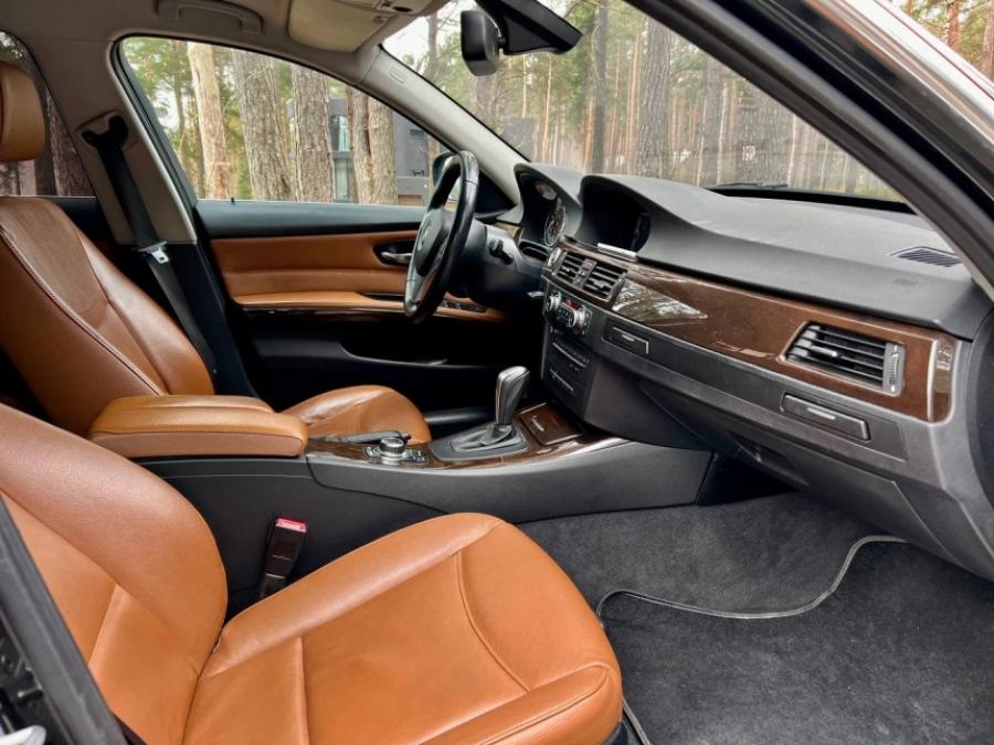 Black BMW 320 2011 in Riga, with an engine capacity of 2.00 L and mileage of 280 thousand km for 6300 €, photo 11 on AUTOMOTO.COM.LV