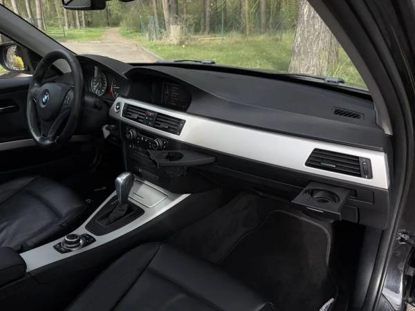 Black BMW 320 2011 in Riga, with an engine capacity of 2.00 L and mileage of 237 thousand km for 5900 €, photo 8 on AUTOMOTO.COM.LV