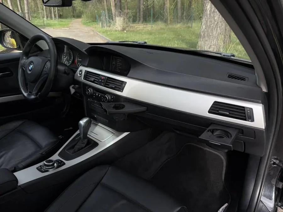 Black BMW 320 2011 in Riga, with an engine capacity of 2.00 L and mileage of 237 thousand km for 5900 €, photo 9 on AUTOMOTO.COM.LV
