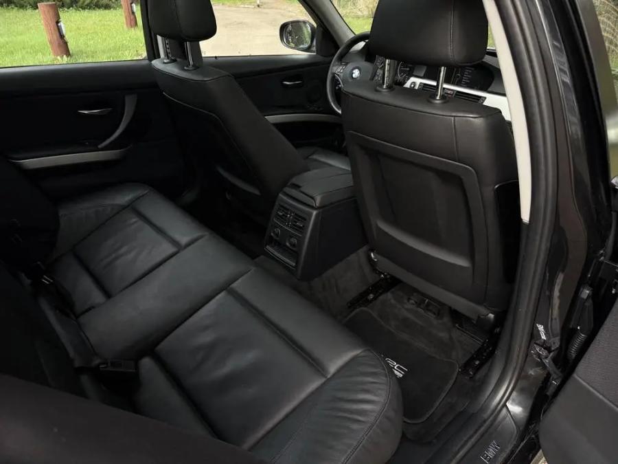 Black BMW 320 2011 in Riga, with an engine capacity of 2.00 L and mileage of 237 thousand km for 5900 €, photo 10 on AUTOMOTO.COM.LV