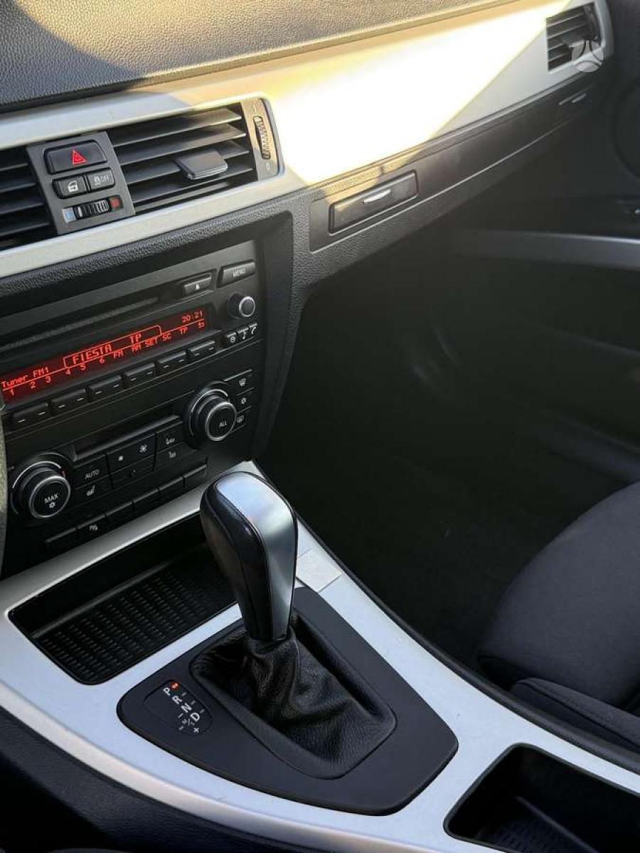 Black BMW 320 2011 in Kaunas, with an engine capacity of 2.00 L and mileage of 260 thousand km for 3990 €, photo 15 on AUTOMOTO.COM.LV