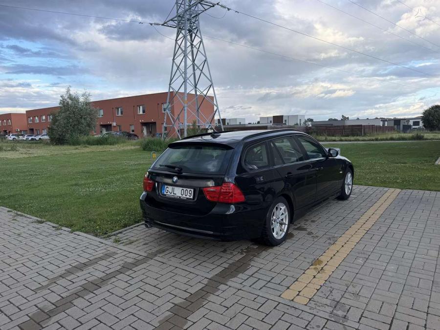 Melns BMW 320 2011 Kauņa, ar dzinēja tilpumu 2.00 L un nobraukumu 350 tūkst. km par 4550 €, foto 12 vietnē AUTOMOTO.COM.LV