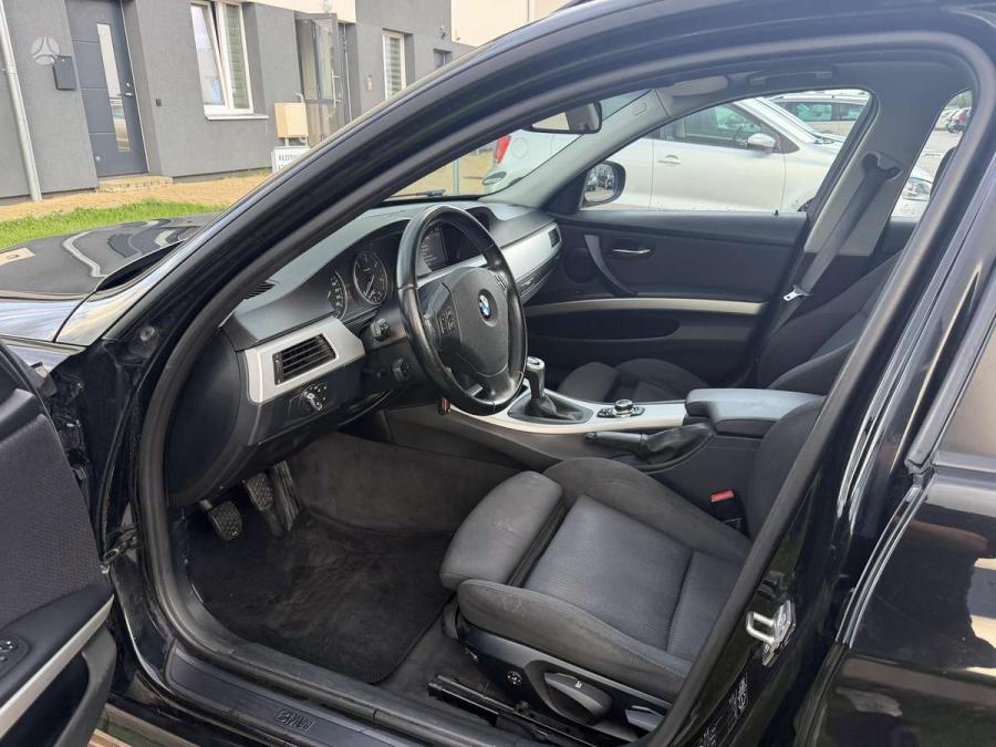 Melns BMW 320 2011 Kauņa, ar dzinēja tilpumu 2.00 L un nobraukumu 350 tūkst. km par 4550 €, foto 18 vietnē AUTOMOTO.COM.LV