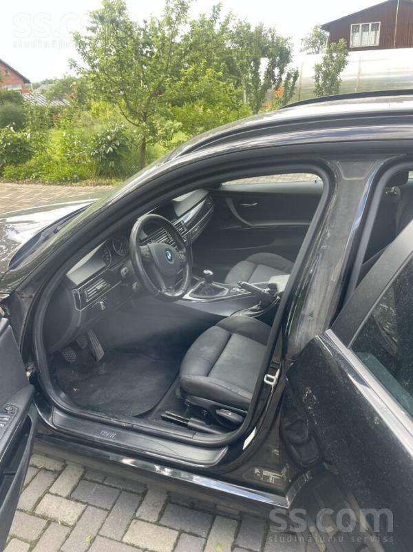 Black BMW 320 2011 in Aizkraukle, with an engine capacity of 2.00 L and mileage of 353 thousand km for 4100 €, photo 9 on AUTOMOTO.COM.LV
