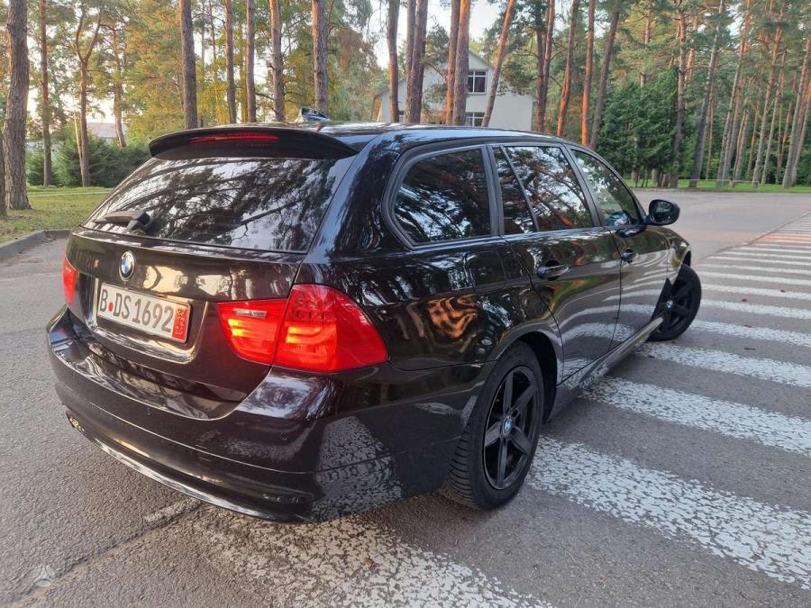 Black BMW 320 2011 in Prienai, with an engine capacity of 2.00 L and mileage of 215 thousand km for 4299 €, photo 3 on AUTOMOTO.COM.LV