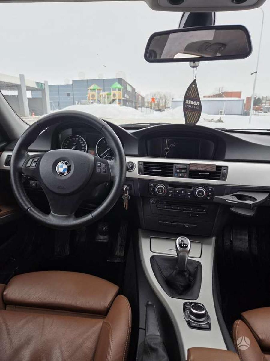 Black BMW 320 2012 in Pasvalys, with an engine capacity of 2.00 L and mileage of 292 thousand km for 4700 €, photo 4 on AUTOMOTO.COM.LV