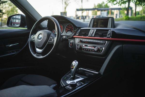Black BMW 320 2012 in Kaunas, with an engine capacity of 2.00 L and mileage of 264 thousand km for 8500 €, photo 7 on AUTOMOTO.COM.LV