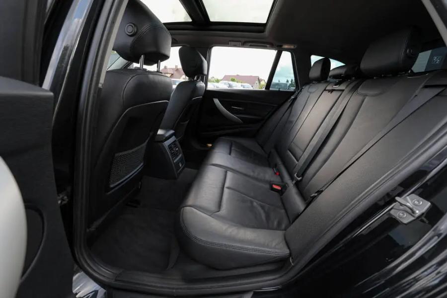 Black BMW 320 2012 in Jelgava, with an engine capacity of 2.00 L and mileage of 286 thousand km for 7650 €, photo 11 on AUTOMOTO.COM.LV