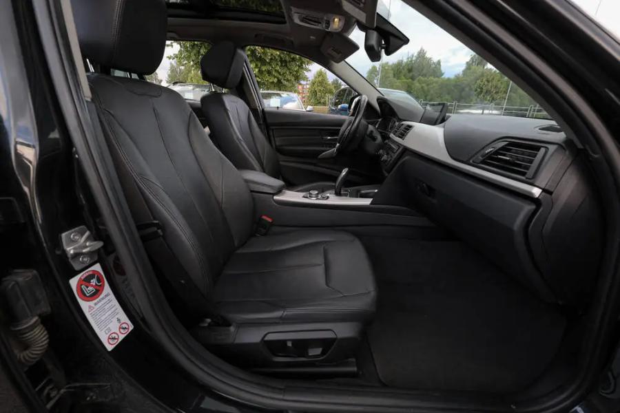 Black BMW 320 2012 in Jelgava, with an engine capacity of 2.00 L and mileage of 286 thousand km for 7650 €, photo 13 on AUTOMOTO.COM.LV