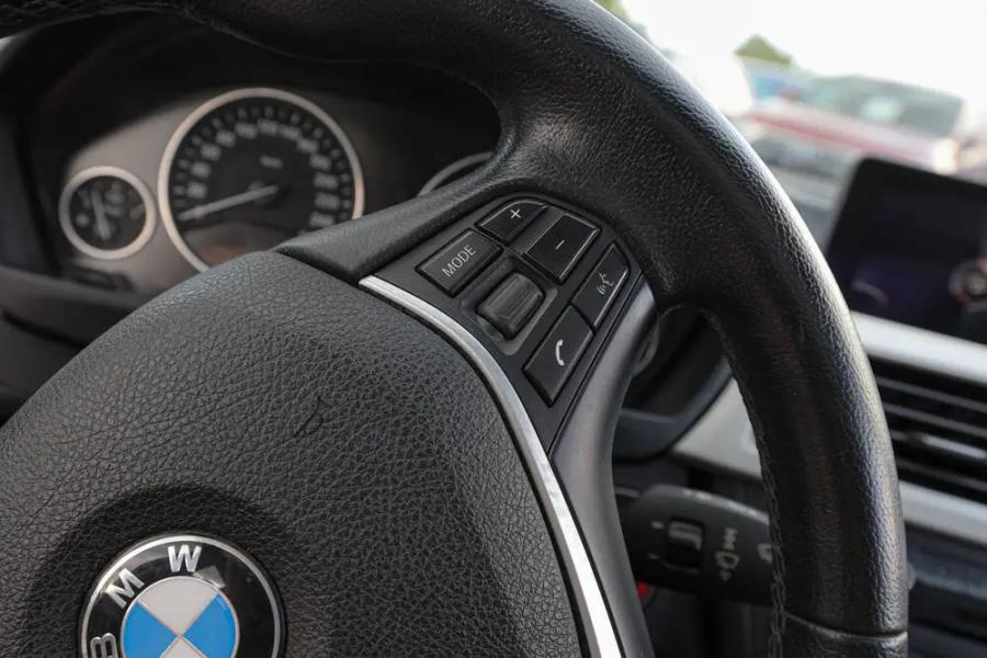 Black BMW 320 2012 in Jelgava, with an engine capacity of 2.00 L and mileage of 286 thousand km for 7650 €, photo 20 on AUTOMOTO.COM.LV