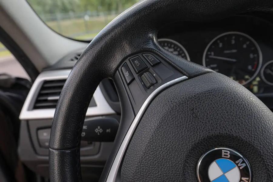 Black BMW 320 2012 in Jelgava, with an engine capacity of 2.00 L and mileage of 286 thousand km for 7650 €, photo 21 on AUTOMOTO.COM.LV