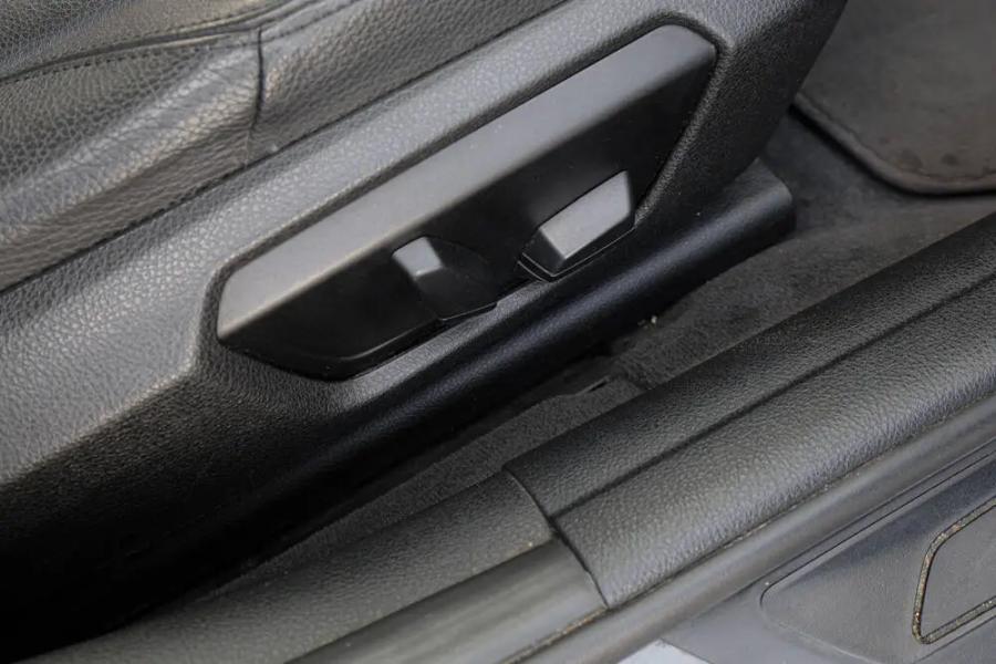 Black BMW 320 2012 in Jelgava, with an engine capacity of 2.00 L and mileage of 286 thousand km for 7650 €, photo 25 on AUTOMOTO.COM.LV
